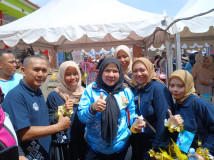 Pecaaah, Wali Kota Eva Senam Tabola Bale Bareng Warga di Pemkot BL