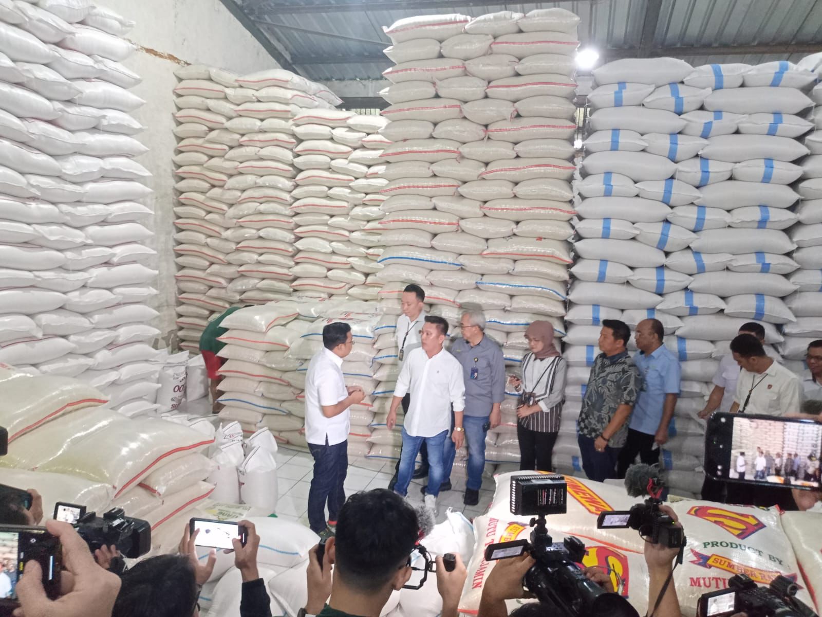 Langkah dan Naiknya Harga Beras, Bapanas Cek Stok Gudang Beras BULOG di ...
